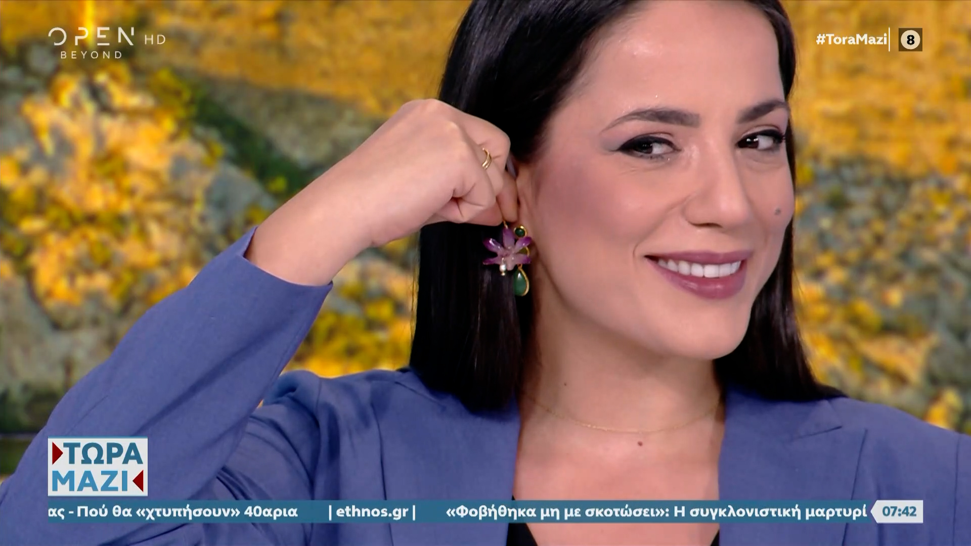 Η Έλβη Μιχαηλίδου έφερε δώρο στην Ευλαμπία Ρέβη τα σκουλαρίκια που της ...