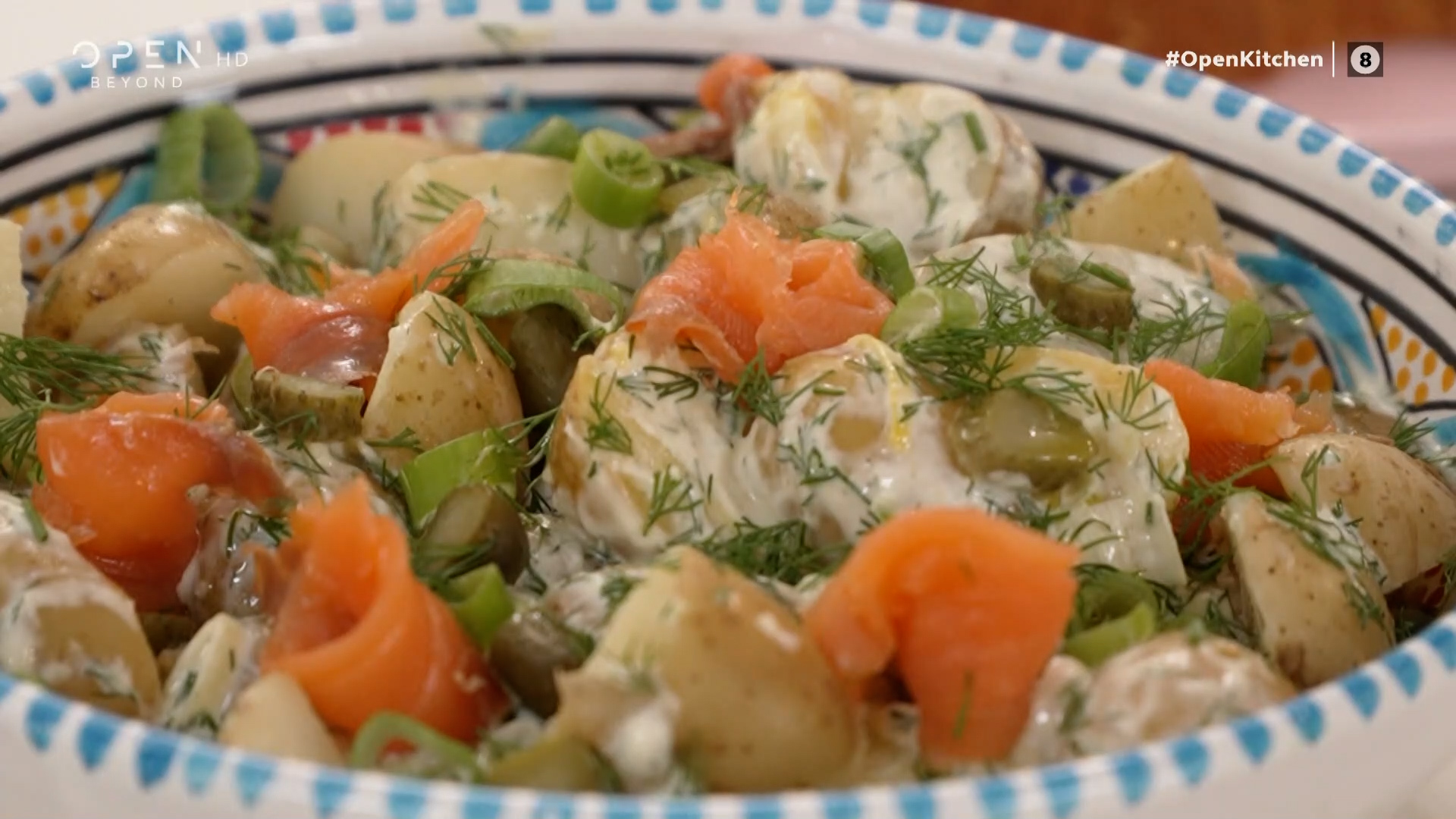 Πατατοσαλάτα με σολομό και βελούδινο dressing | OPEN TV